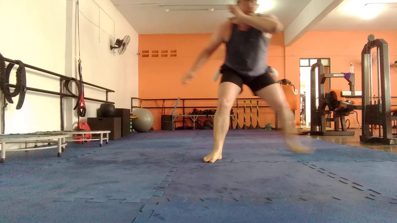 Capoeira Magoo - Meia lua de compasso - YouTube