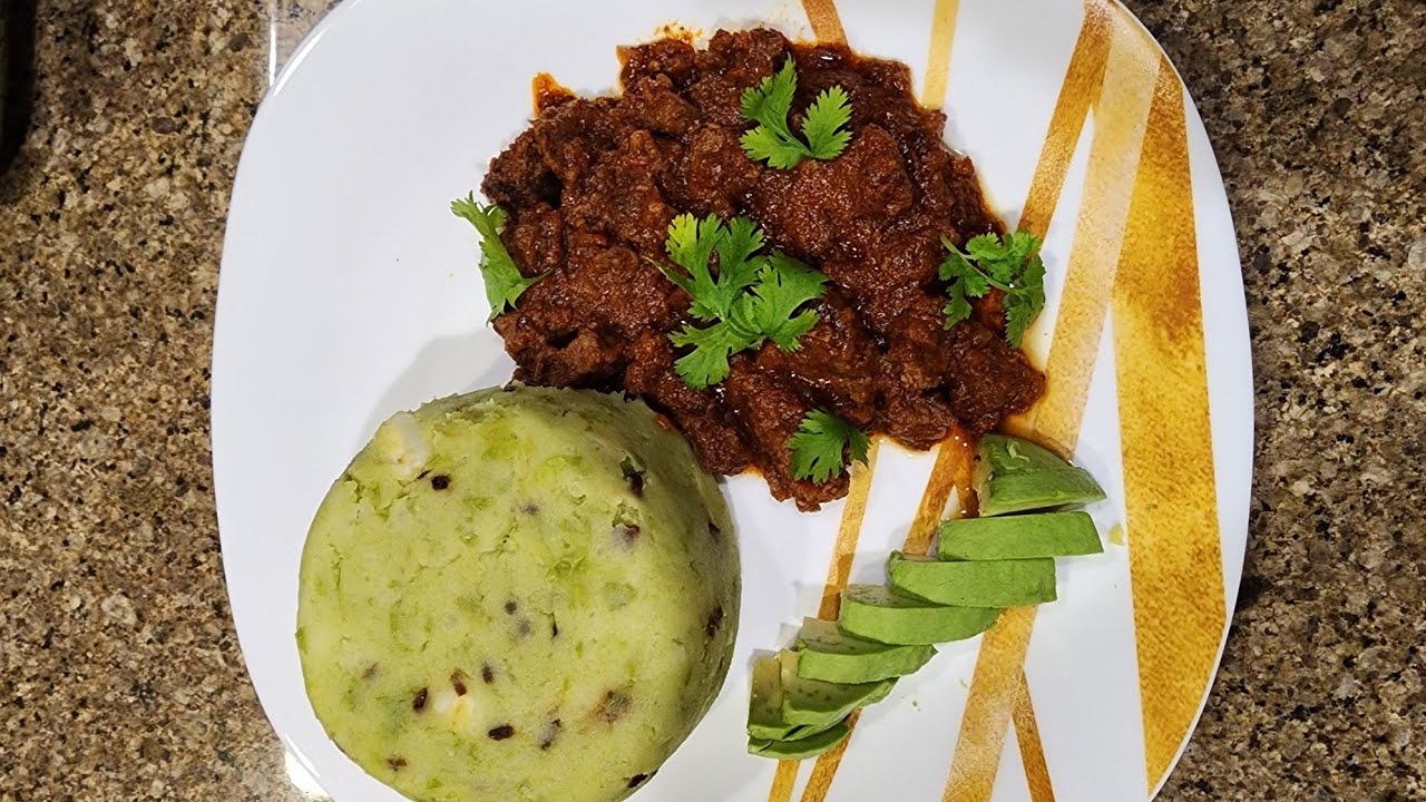 How To Make A Delicious Mukimo with Peas Potatoes 🥔 Corn 🌽 Onion 🌰 oil ...