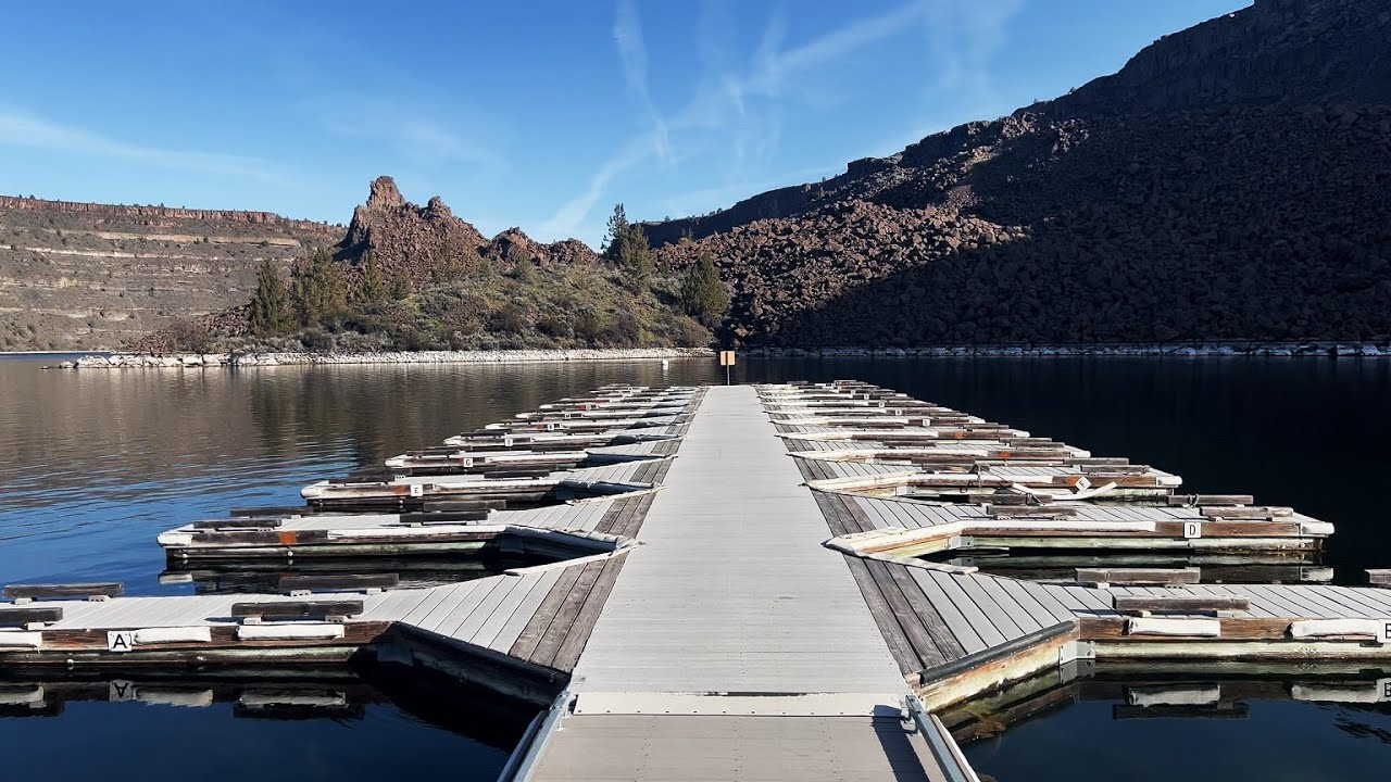 (4K UHD) Lower Deschutes Day Use Area Boat Dock @ Lake Billy Chinook ...