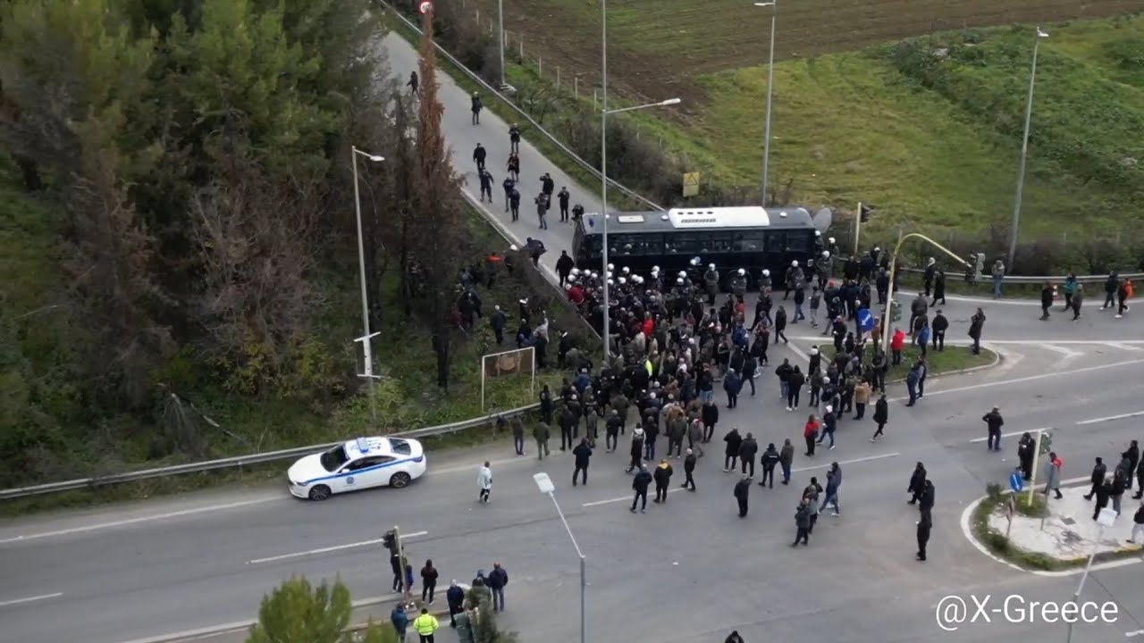 Διαμαρτυρία αγροτών κεντρική πλατεία Λάρισας & ολιγόλεπτη διακοπή ...