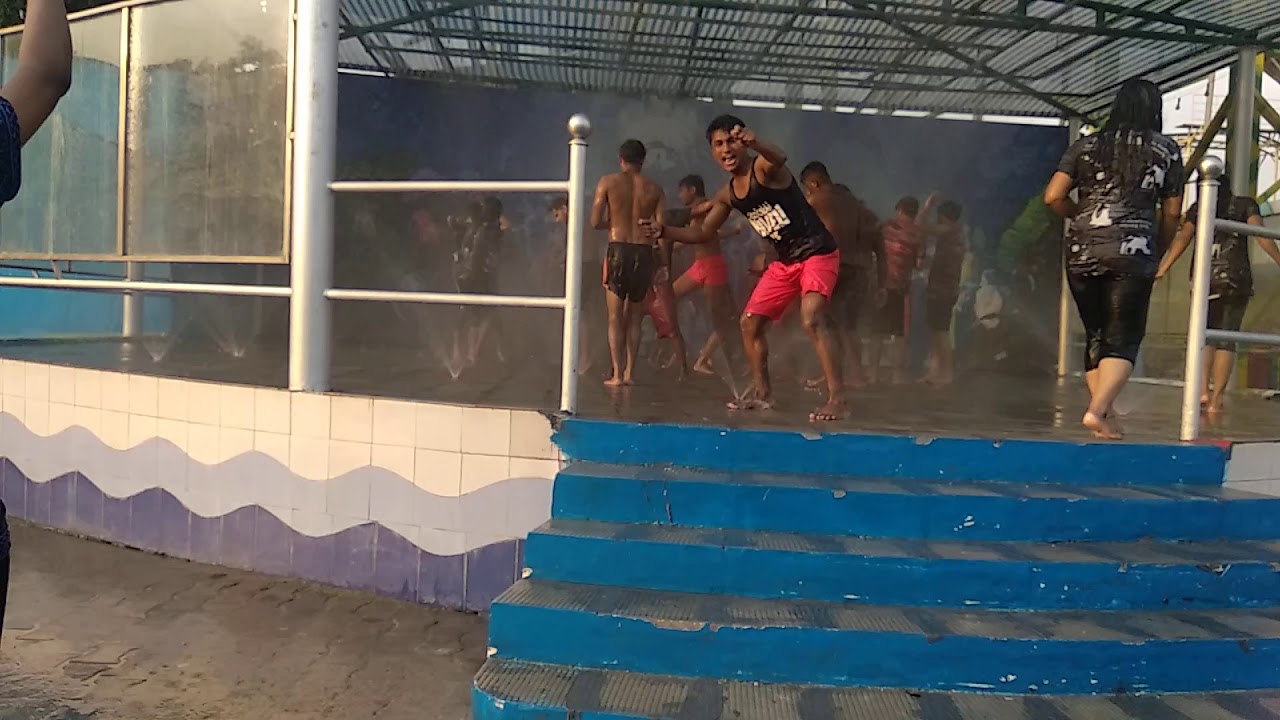 Water park rain dancing - YouTube