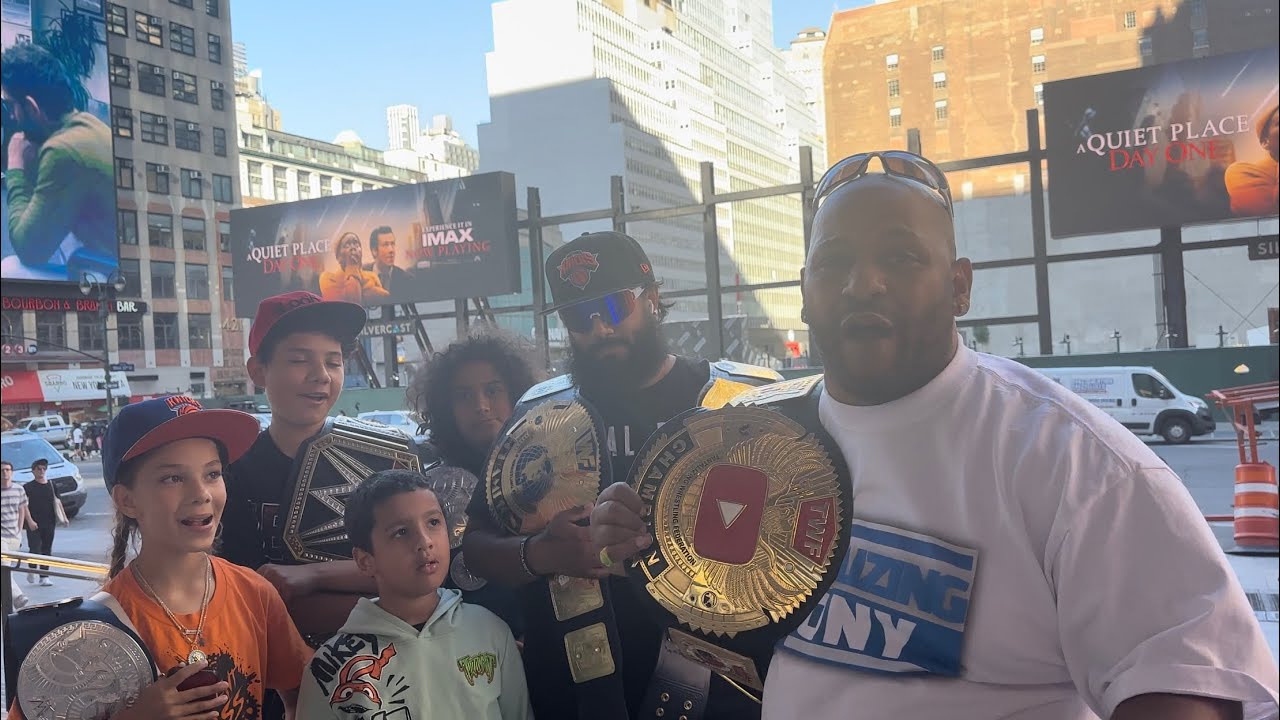 Fan Reactions at @WWE Friday Night @WWESmackdownFox - YouTube