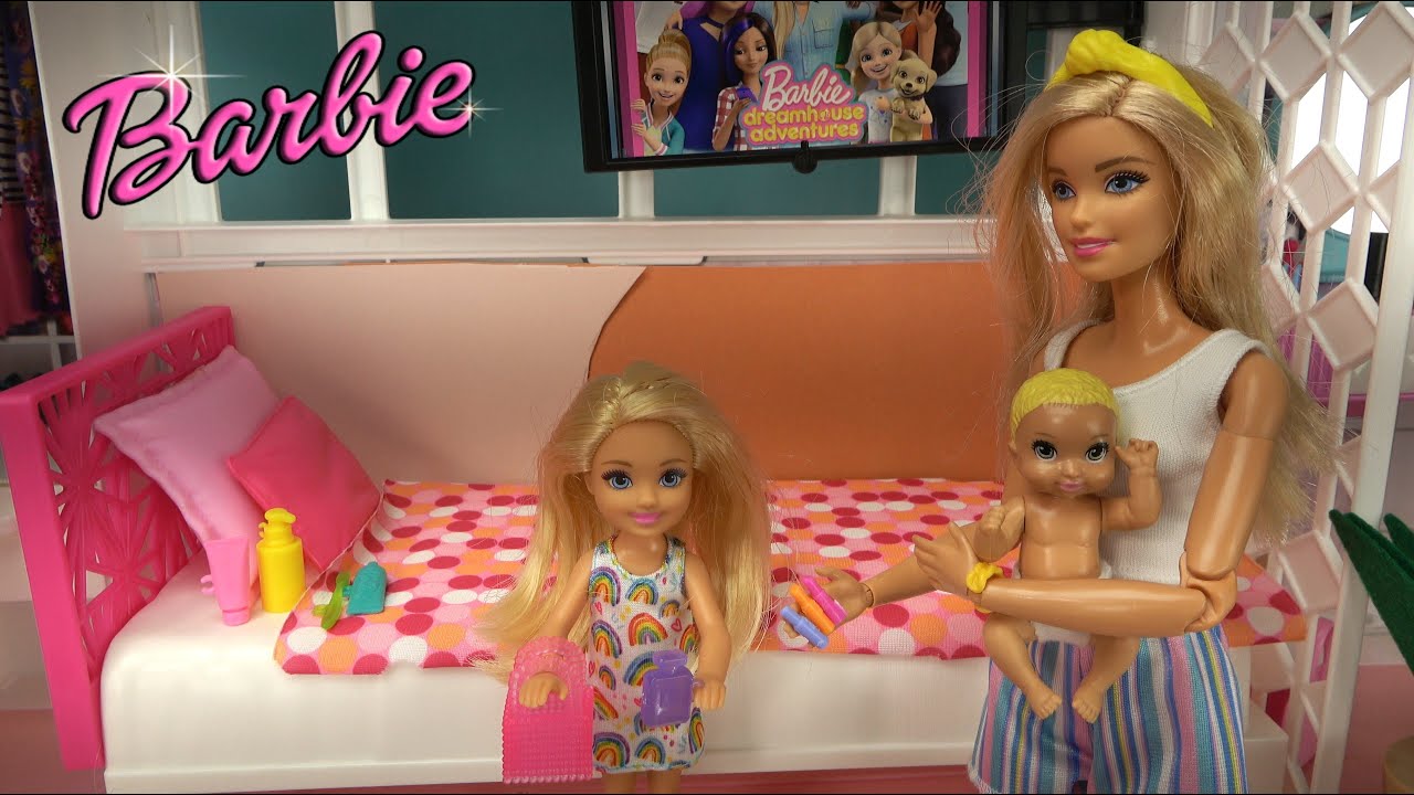 Barbie and Barbie's Sister Chelsea at Barbie Dream House: Chelsea's ...