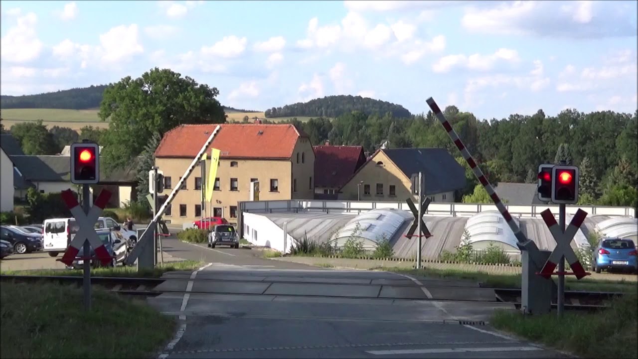 Bahnübergang Großschönau / German railroad crossing - YouTube