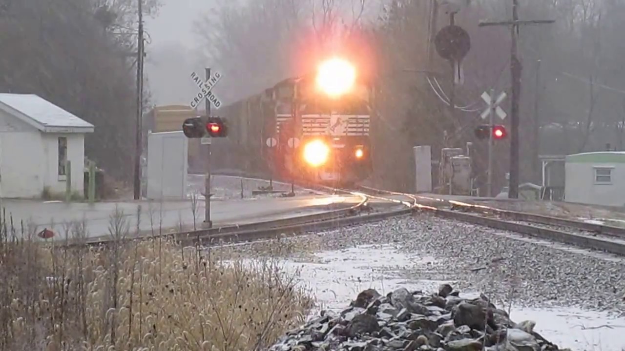 Trains In The Snow! Train Vs Snow! Norfolk Southern Fast Freight ...