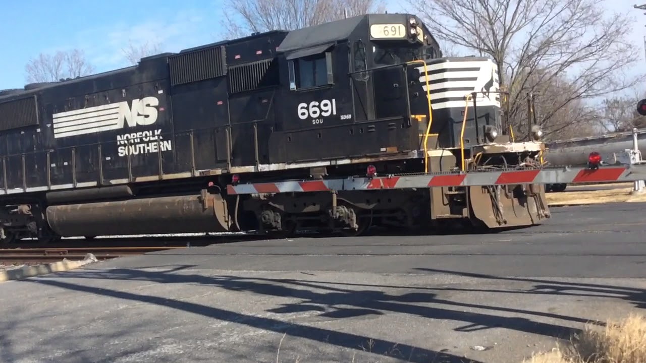 NS 52T’s DPUs reverse at Harrisonburg, VA with a Spartan cab SD60 and a SD60M! - YouTube