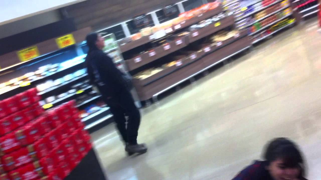 tipa loca gira en el piso del supermercado - YouTube