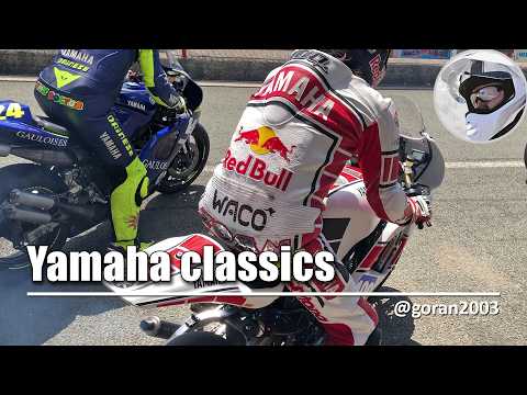 Yamaha Classic Racing Armada wartet auf den Start – bläulicher Rauch und gute Stimmung.