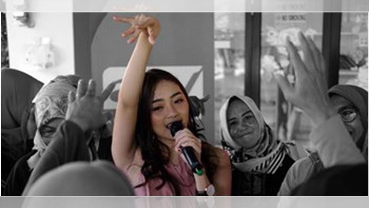 Sold Out! Jessica Vania eks JKT48 Dinikahi Drummer Echa Soemantri - YouTube