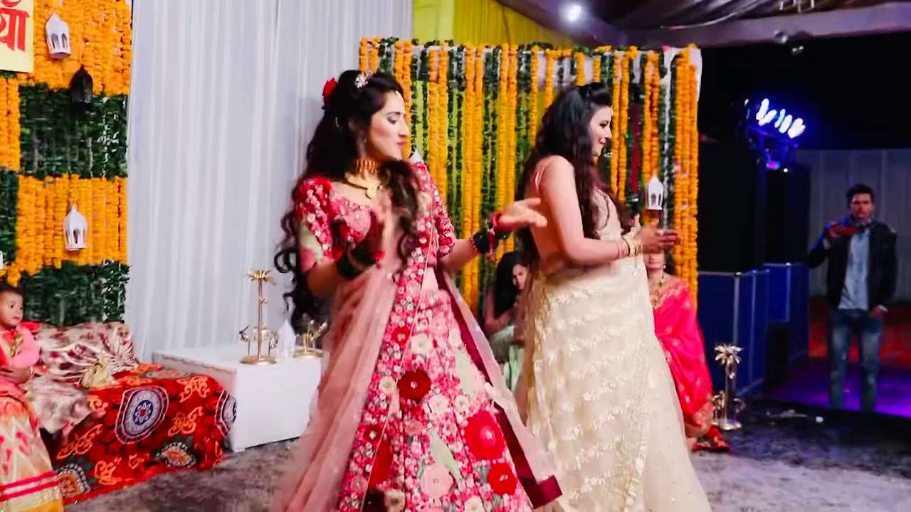 Sisters dance performance on Sangeet night | Nachde ne saree|Gunjan ...