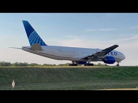RARE United Boeing 777-222 ER N796UA In The Evo Blue Livery Departing ...