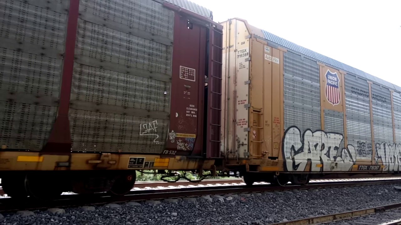 Tren IIRJZ con la Fxe 4524 Fxe 4569 y BNSF 5242 pasando al norte por el crucero peligroso de ...