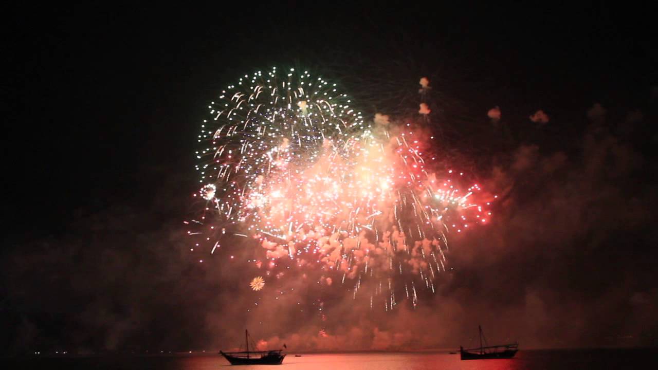 NATIONAL DAY DOHA QATAR FIRE WORKS DISPLAY 2013 - YouTube