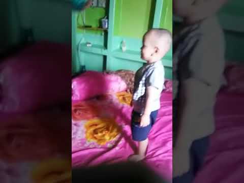 Baby kesundul bola langsung pingsan