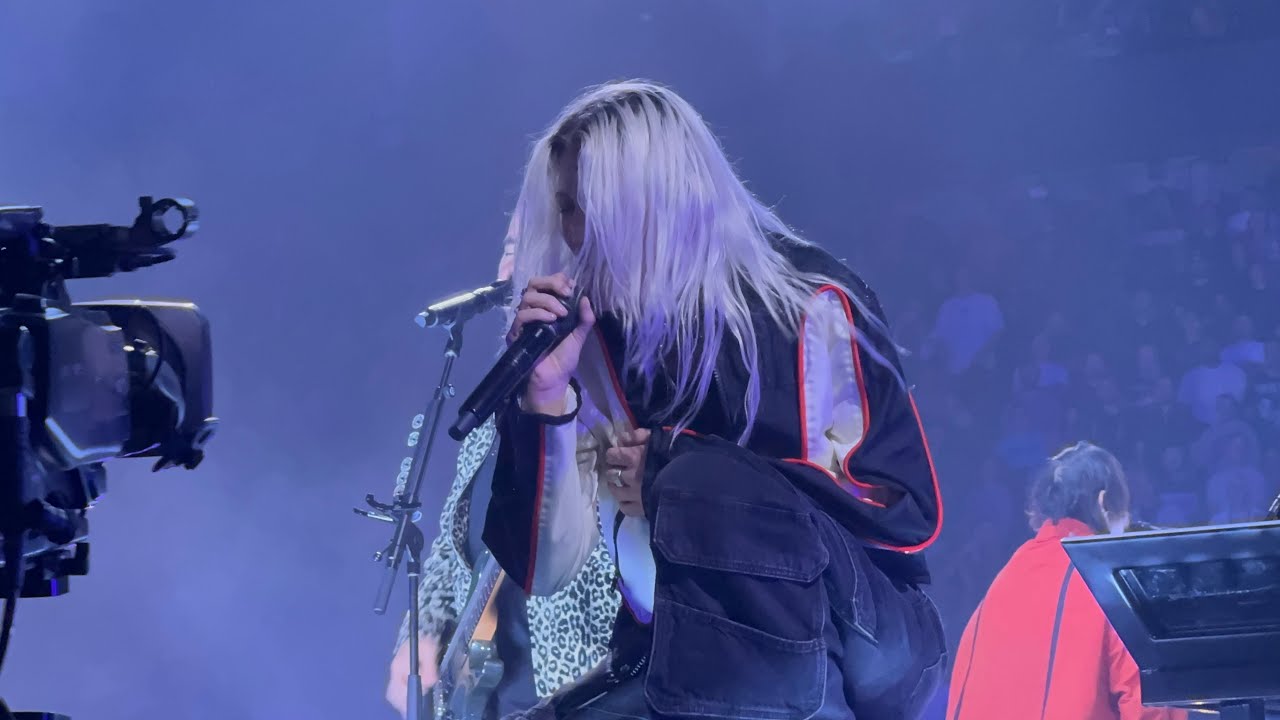 Linkin Park Waiting For the End Emotional Emily Amstrong Crying Live in ...