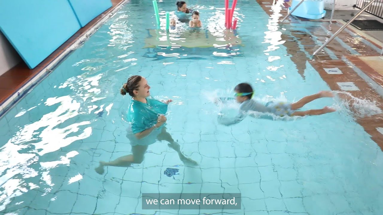 Help extend your child's independent swimming with scissor stance - YouTube