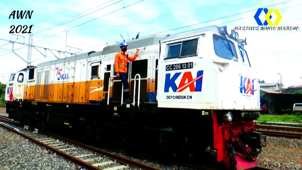 Kesibukan Juru Langsir | Langsiran Lokomotif di Stasiun Brambanan - YouTube