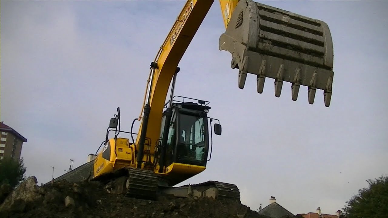 JCB JS 220 Walkround and Start Up HD - YouTube