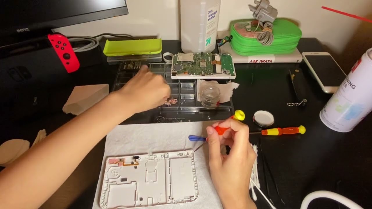 Disastrous moment taking apart New Nintendo 3DS XL for cleaning - YouTube