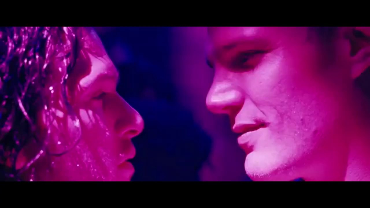 Laura Pausini Mis beneficios Kit Harington and Chris Zylka - YouTube