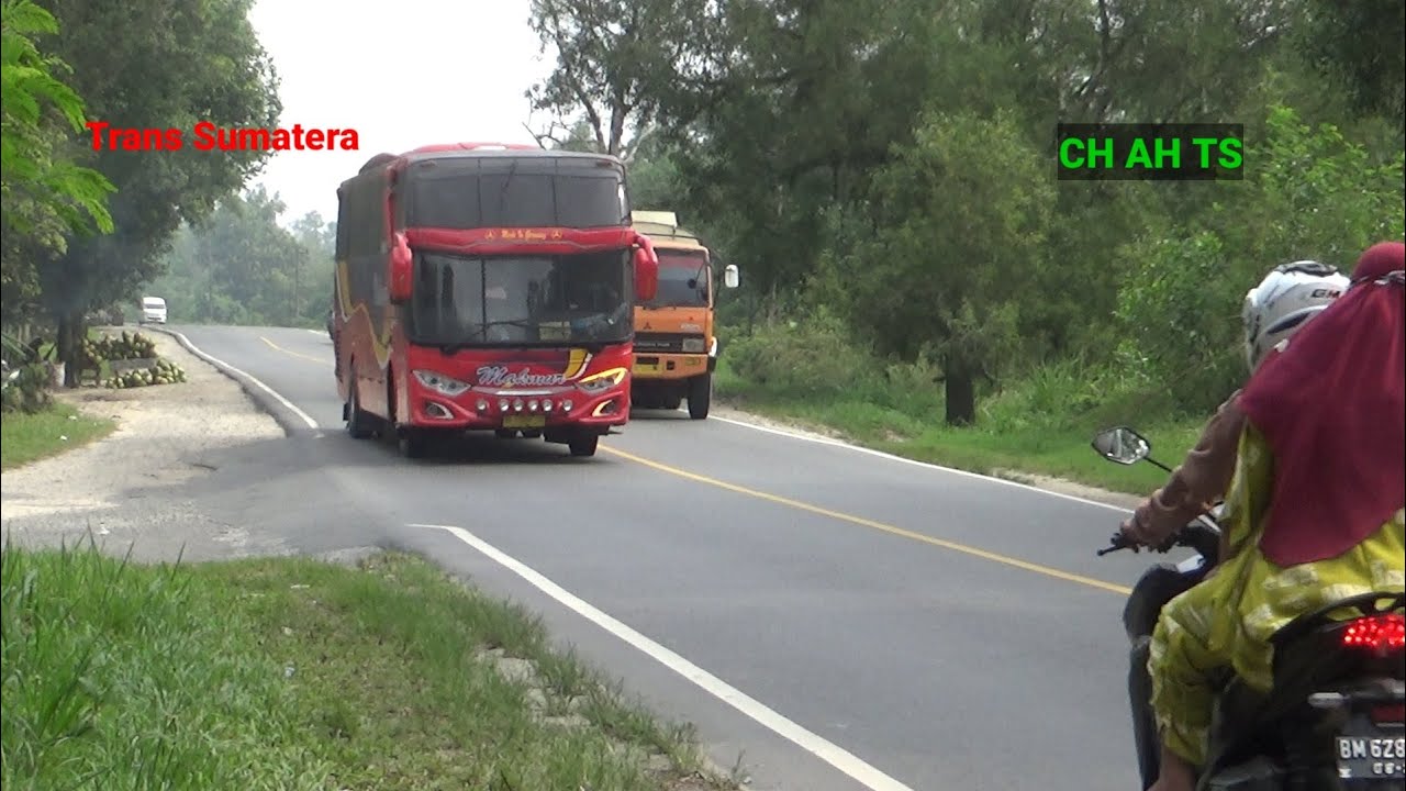 Bus Makmur lintas pagi hari area jalan lintas Pekanbaru Duri area Kota ...