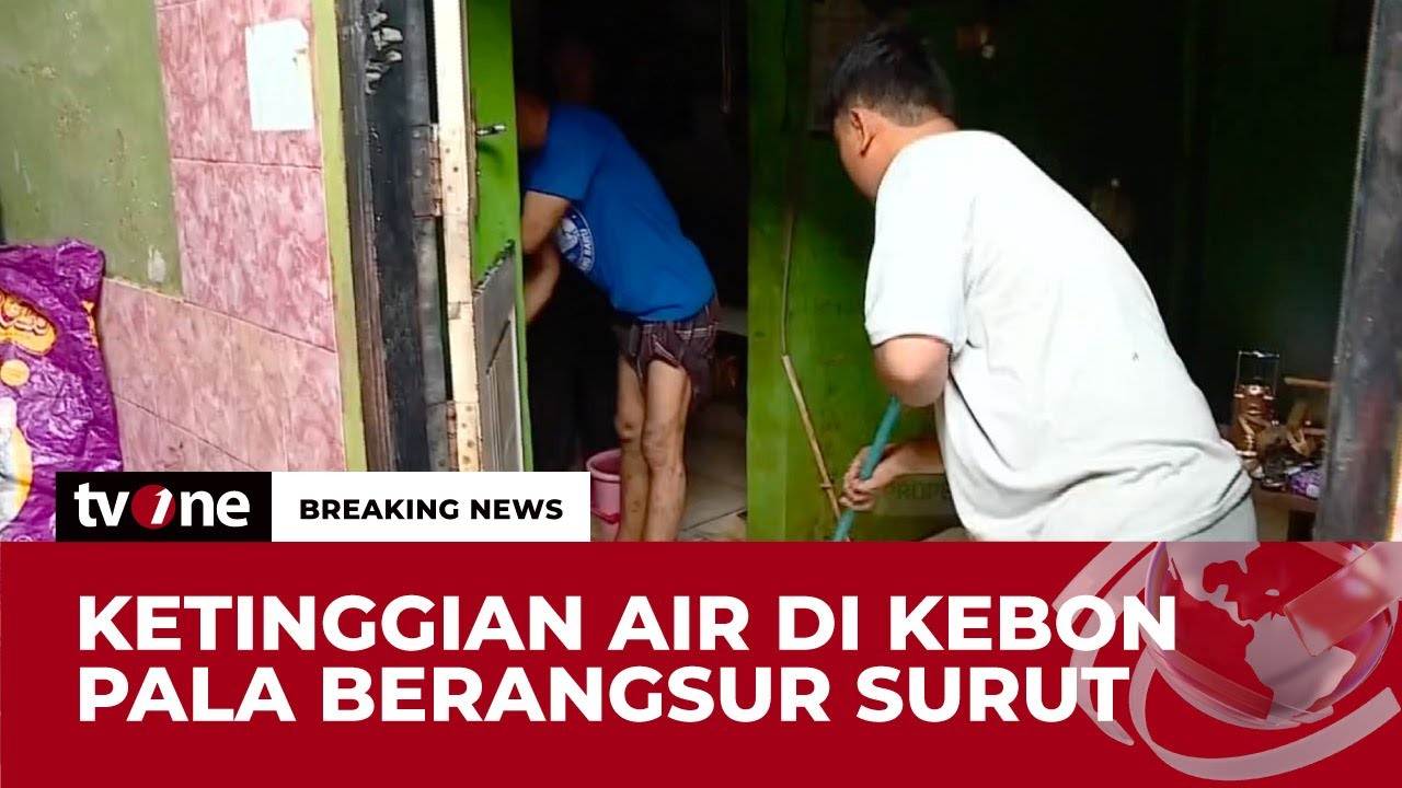 Warga Kebon Pala Mulai Membersihkan Rumah | Breaking News tvOne - YouTube