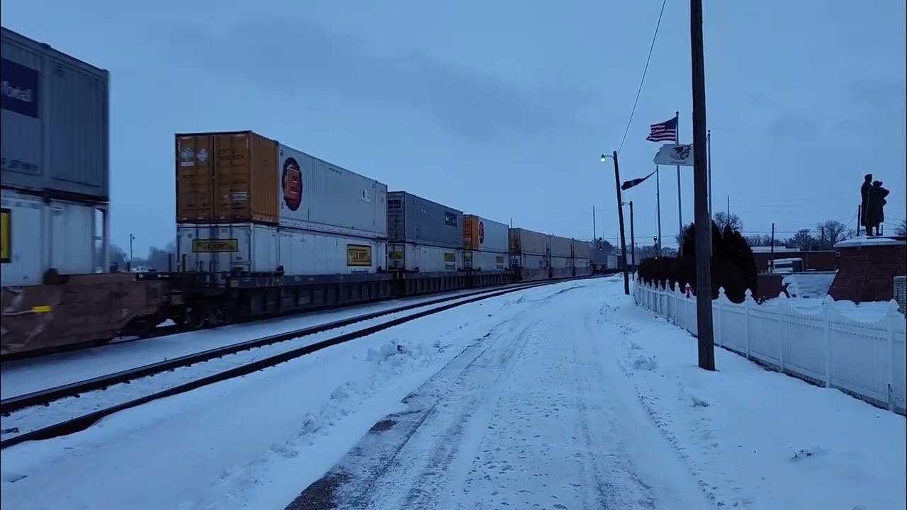 BNSF 8273 (ES44C4) leads an Eastbound BNSF z-train through Streator, IL on a cold 01/13/24 - YouTube
