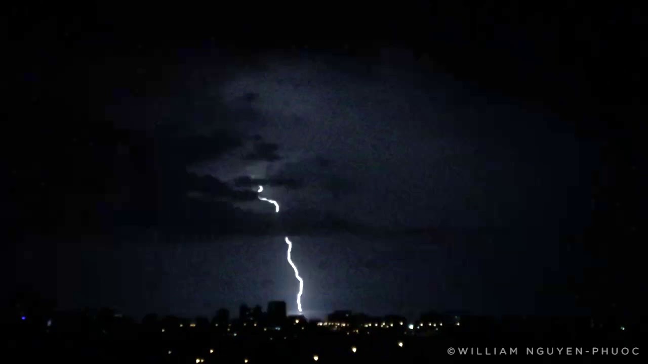 Lightning bolt in slow motion - Darwin 15/10/17 - YouTube