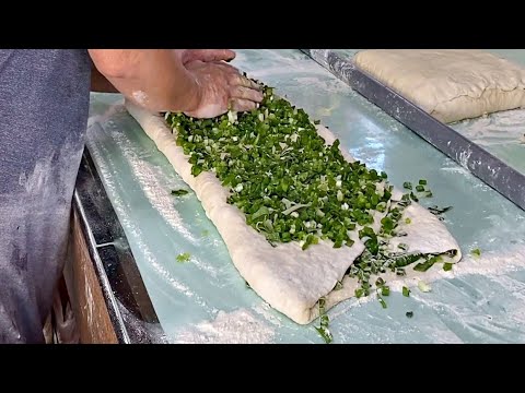 Giant scallion pancake / 現做蔥花大餅 - Taiwanese Traditional food - YouTube