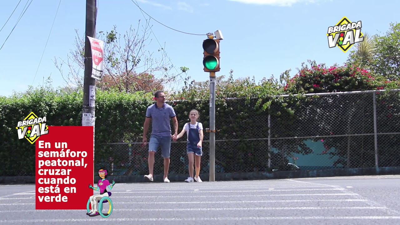 CRUZAR UN SEMAFORO PEATONAL - YouTube