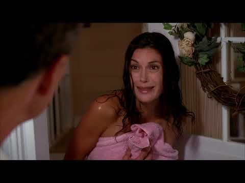 Susan Accidentally Ends Up Naked On The Street - Desperate Housewives 1x03