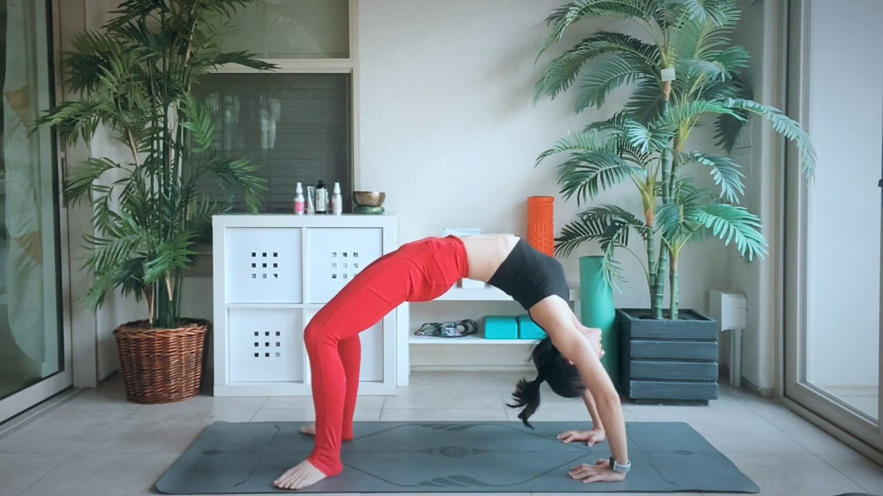 How to step into wheel pose/如何进入轮式-热身动作帮助身体打开做好准备 - YouTube