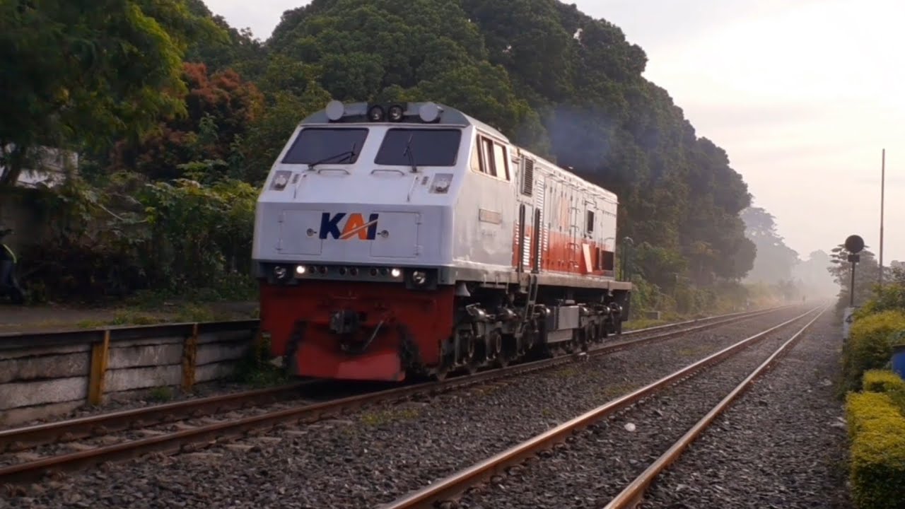 LOKOMOTIF CC203 KA KAHURIPAN - YouTube