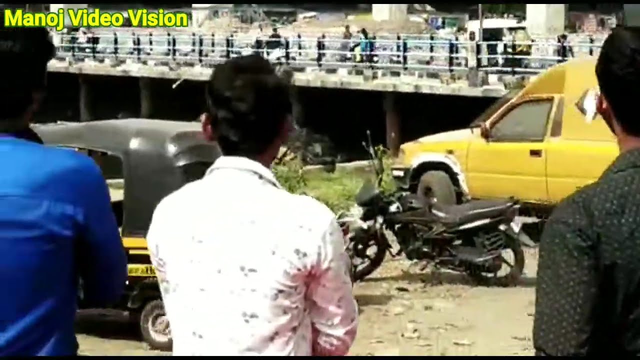 Auto Rickshaw Driver Dangerous Stunt | On Road Stunt | Auto Rickshaw ...