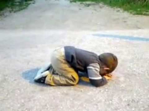 Ankara sokaklarında namaz kılan 2 yaşındaki çocuğumuz