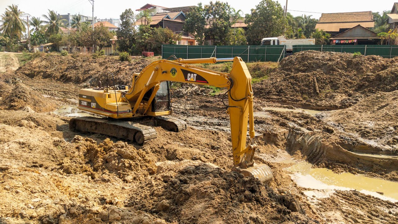 Excavator Caterpillar 320B Loading Construction Trucks #huge #mega ...