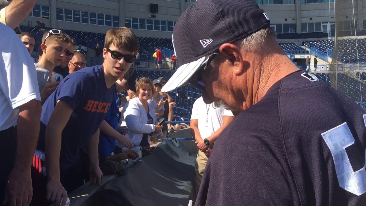 Goose Gossage signs autographs - YouTube