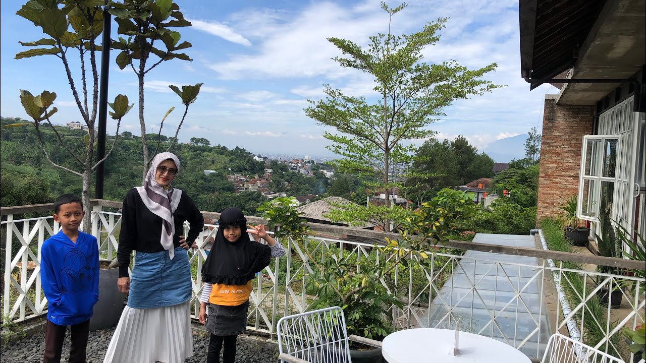 Jalan-Jalan ke The Parlor Hills Bandung - YouTube