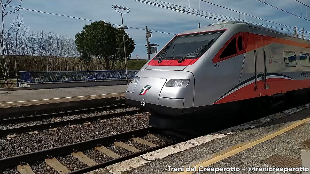 Treno Frecciabianca 8613 con ETR485.035 per Roma Termini in transito a ...