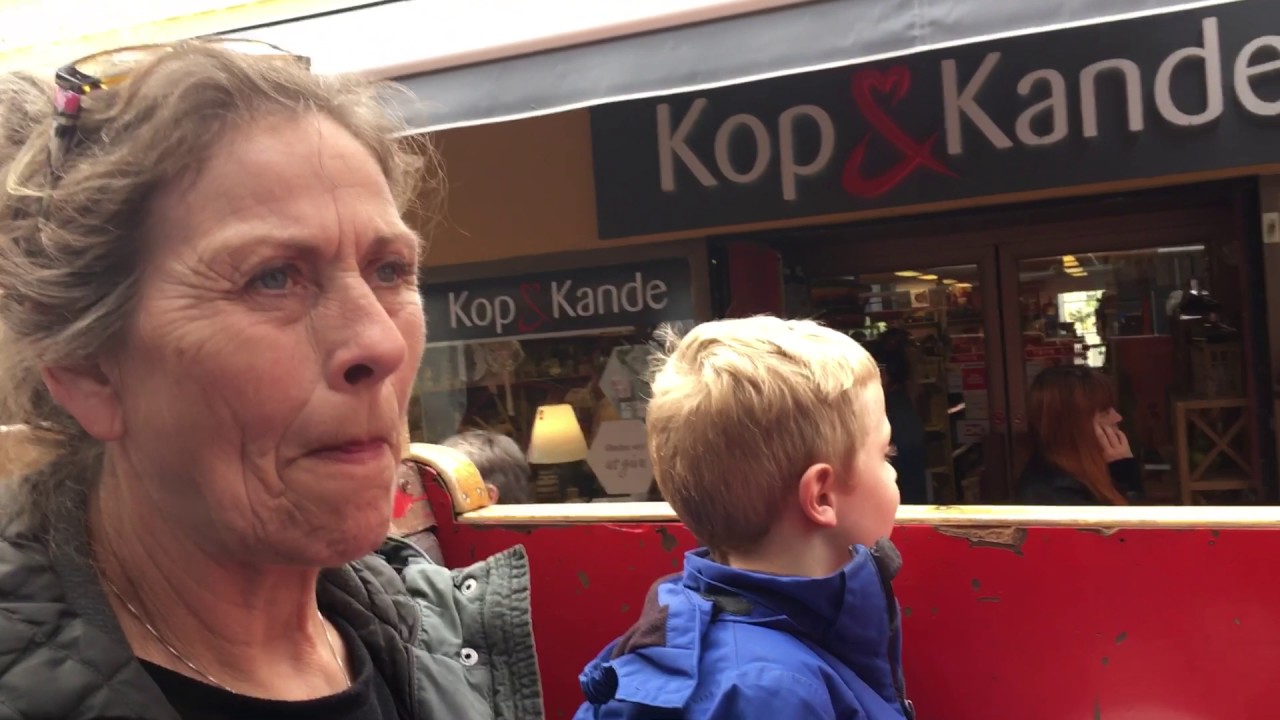 Bedstemor " Rigmor Ravn " kører veteran brandbil med Elias - YouTube