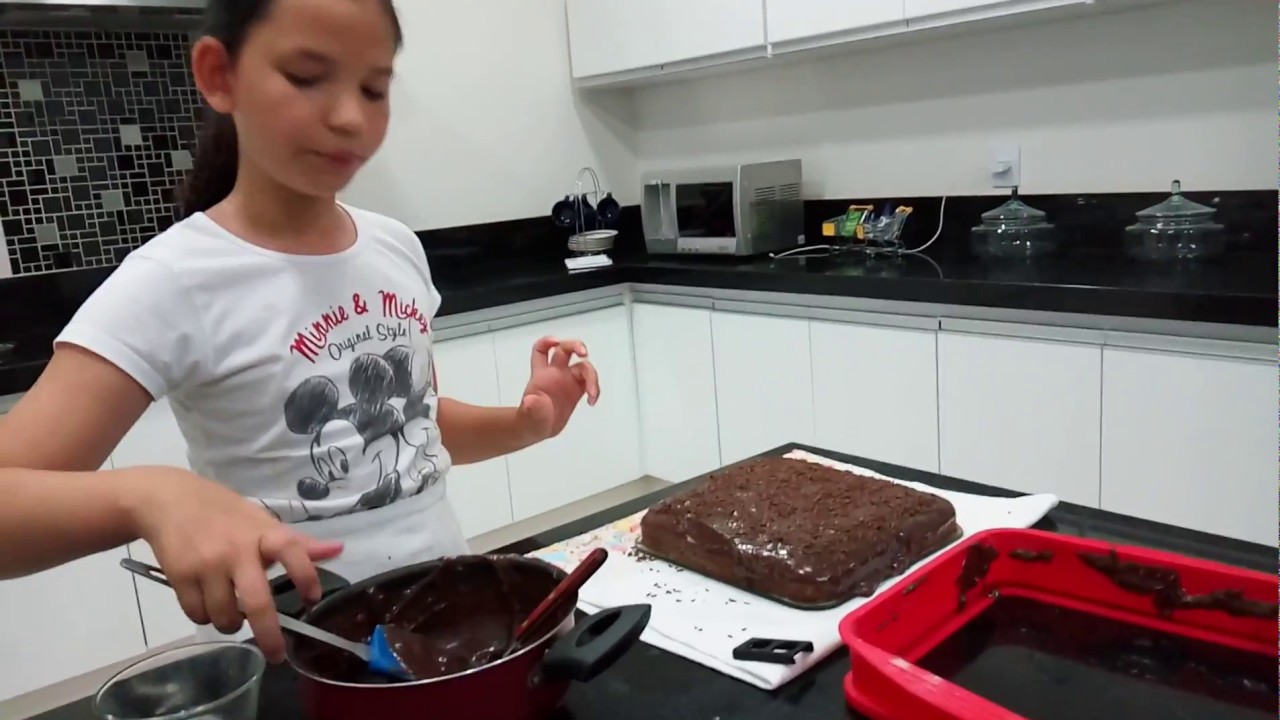 Bolo de chocolate - parte 3 - recheando o bolo - YouTube