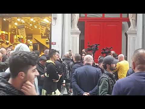 Şovanist ekrem İmamoğlu adlı zat Taksim i dolaşıyor.Boş Boş konusuyor yanında da İsviçre de sürten