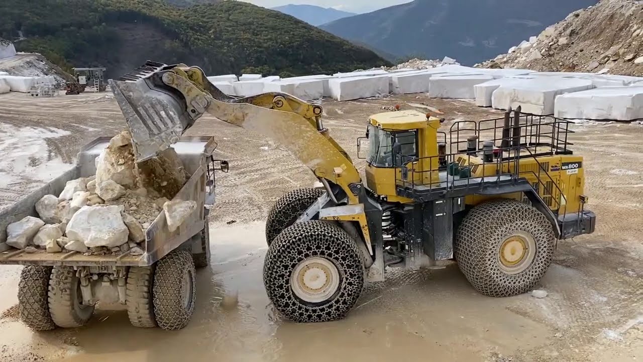 Komatsu WA800 Wheel Loader Loading Caterpillar 775E Dumpers - YouTube