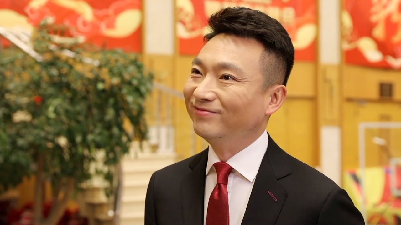 AI interviews CCTV anchor Kang Hui - YouTube