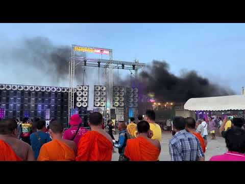 sound Thailand play DJ tugu musik.. sekitar 240 mata subwoofer