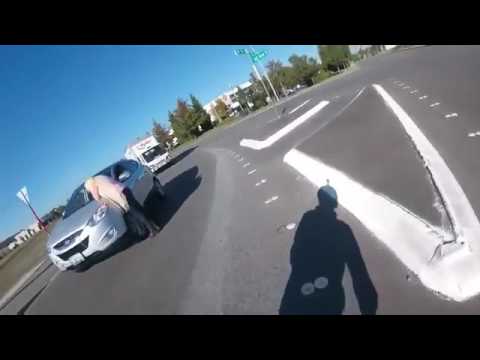 Motosikletçi oğluna trafikte çarpan anne!