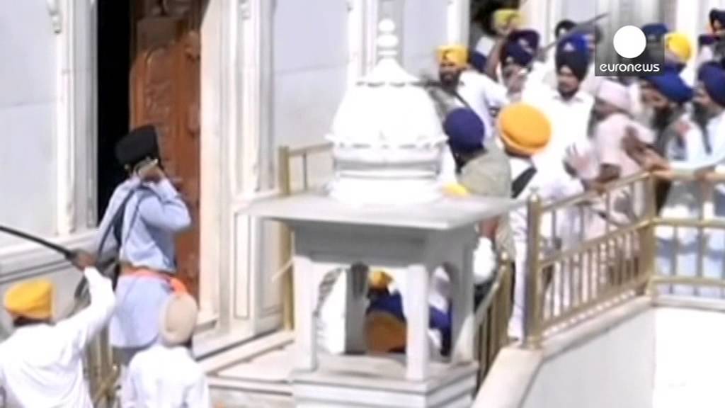 Dramatic sword fight breaks out between Sikhs at Golden Temple in India ...