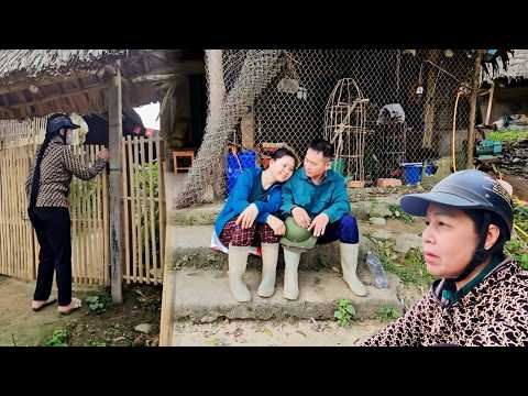 Huong's mother came to Tuyet's house looking for Huong but couldn't find him