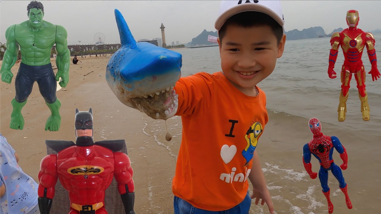 Anh em ZoZo đi biển tìm thấy nhiều siêu nhân người nhện, người sắt ...