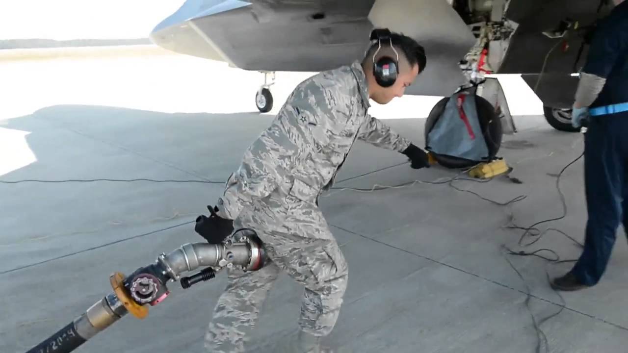 RAW Footage F 22 Ground Refueling - YouTube